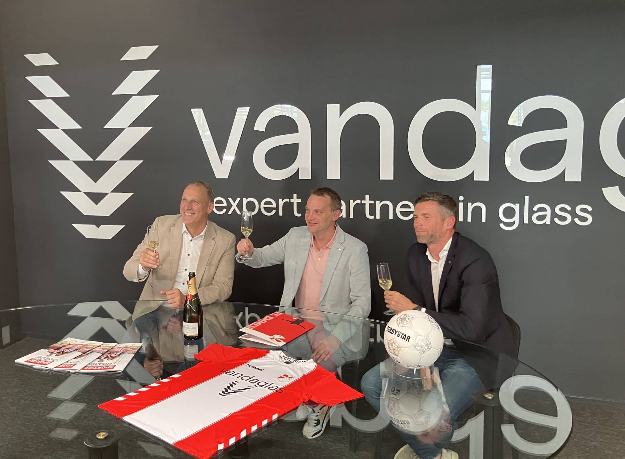vandaglas nieuwe hoofdsponsor FC Emmen - Vandaglas